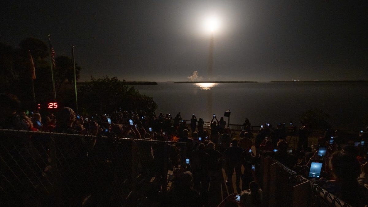 Thrilling Photos of NASA's SLS Megarocket Launch to the Moon