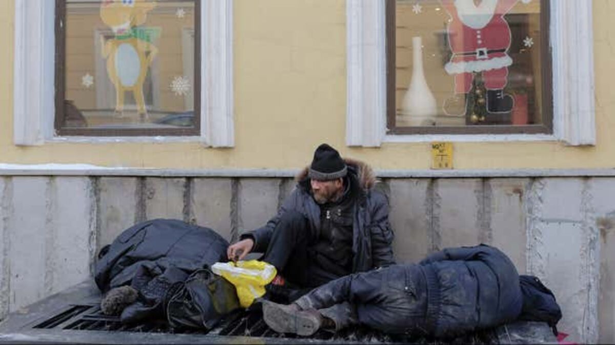 Moscow is screening outdoor movies for the homeless