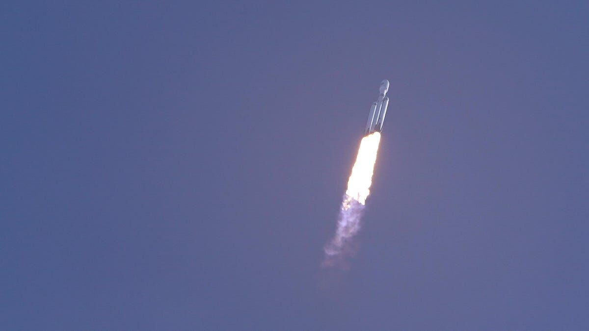 Photos Show Launch of SpaceX's Falcon Heavy With Classified Military ...