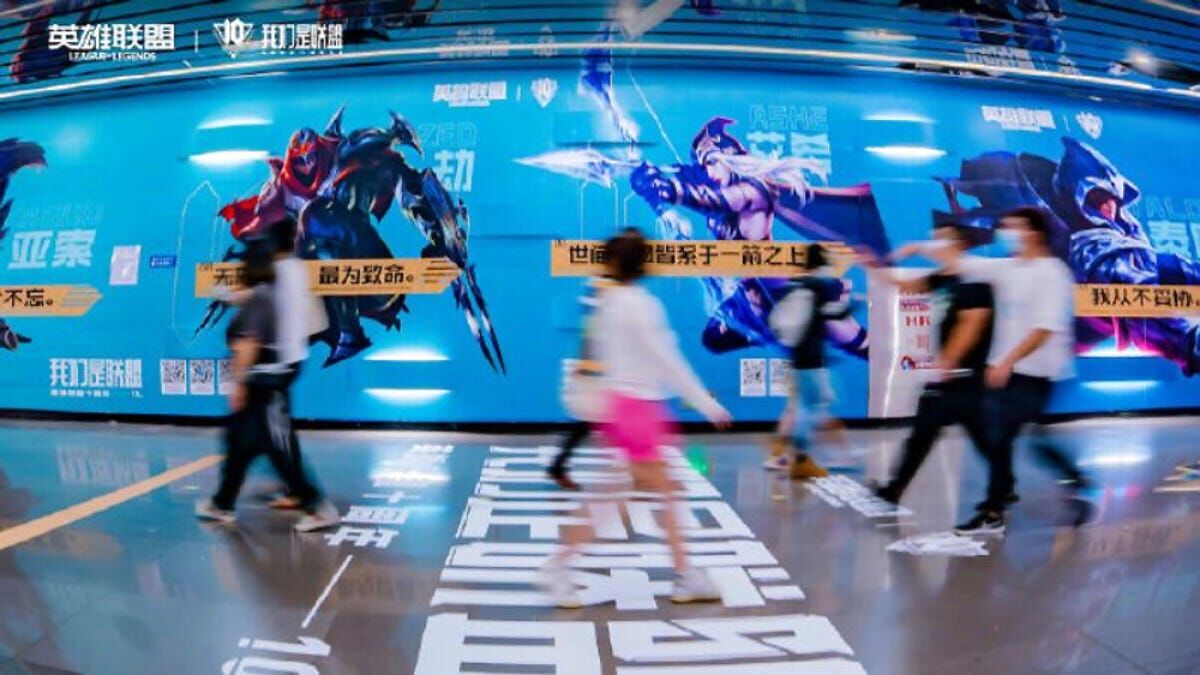 League Of Legends 10th Anniversary Makeover For Chinese Subway