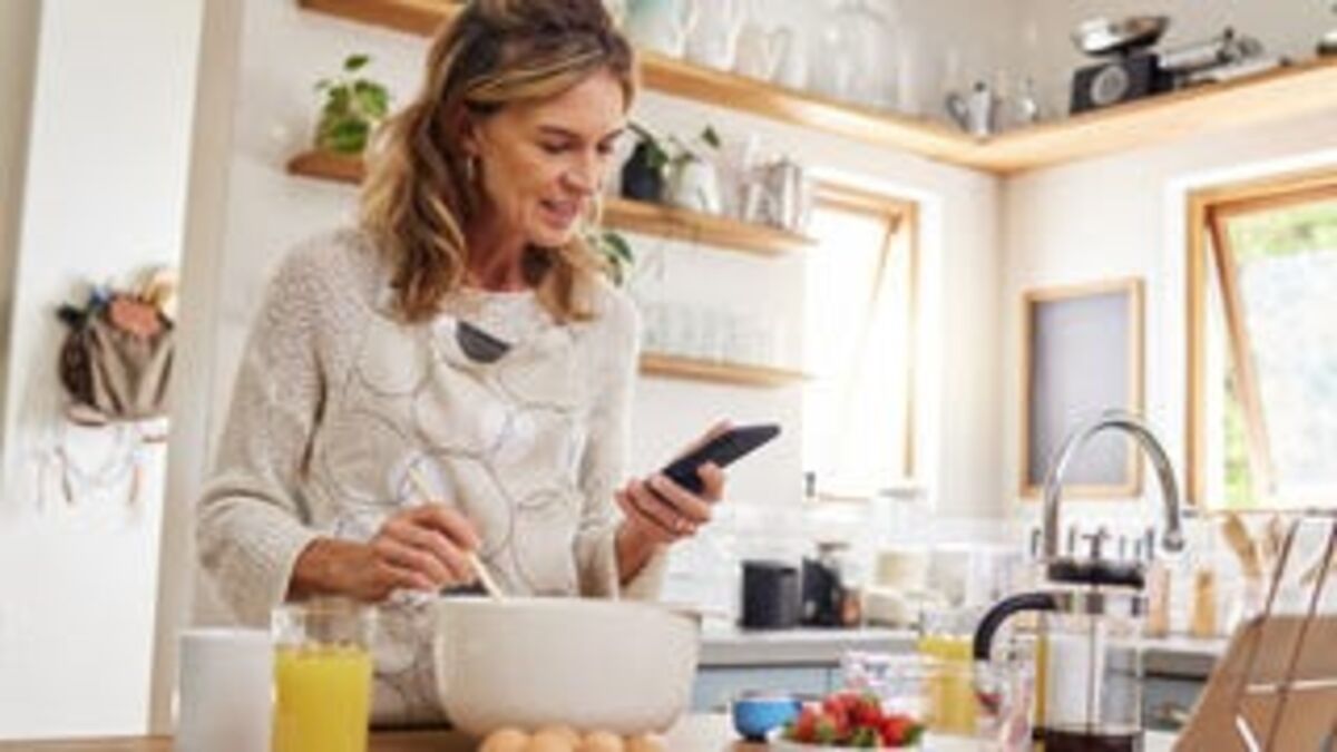 Protagonist’s Wife To Answer His Phone Call While Mixing Food In Bowl ...