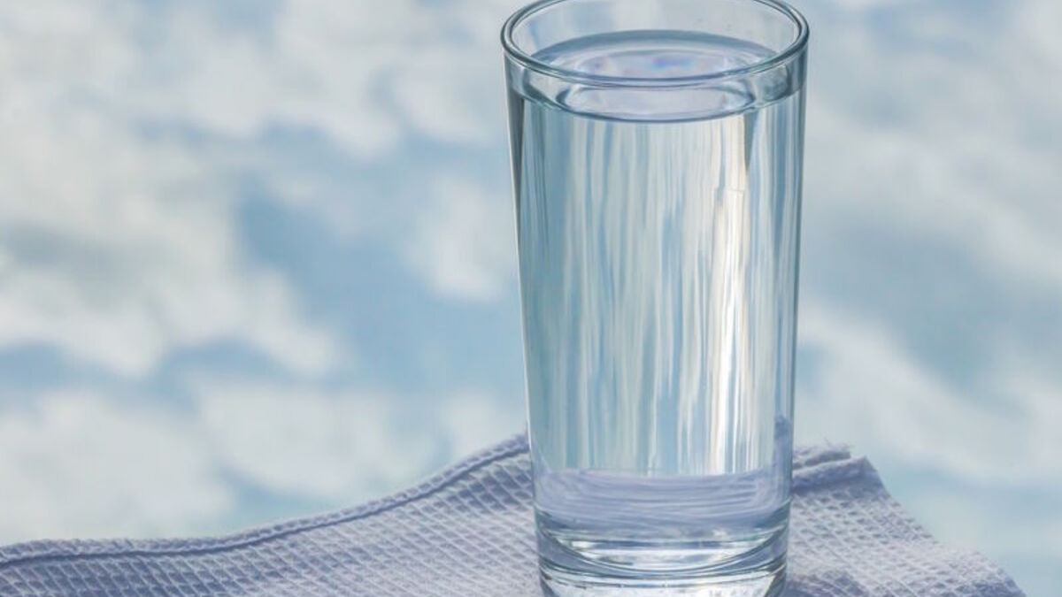 ¿Hacer gárgaras con agua salada cura el dolor de garganta?