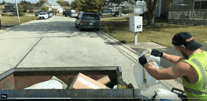 Un basurero que retransmite su trabajo en Twitch encuentra una PS4 ...