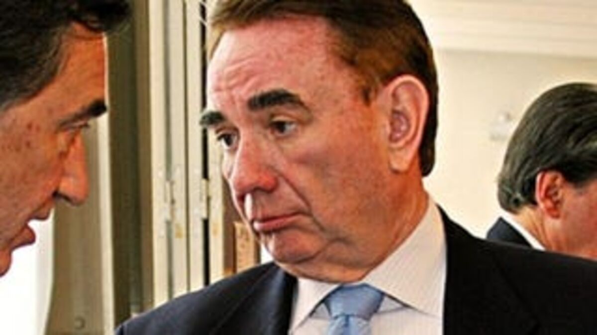 Outgoing HHS Secretary Tommy Thompson Caught With Briefcase Full Of Flu ...