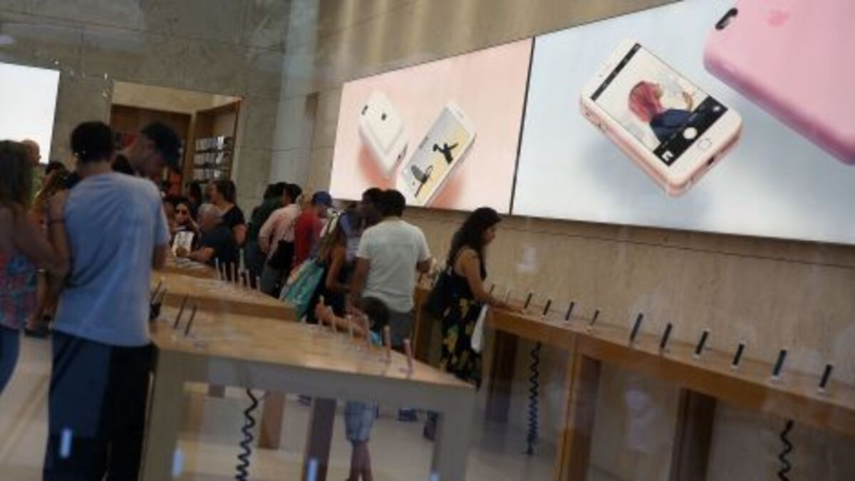 Apple Store Shoppers Tackle Suspects in $18,000 MacBook Grab-and-Dash Heist