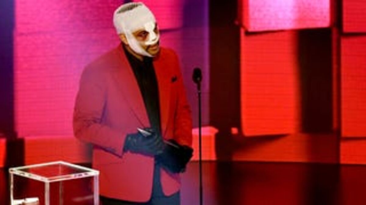 The Weeknd’s Bandaged Face Fashion: 2020 American Music Awards