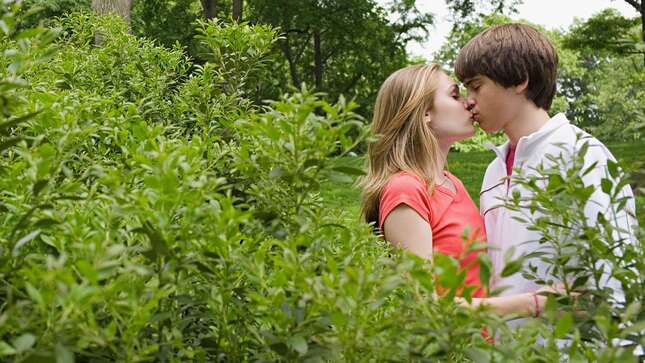 Teenagers Making Out In Park Have No Idea What The Hell They’re Doing