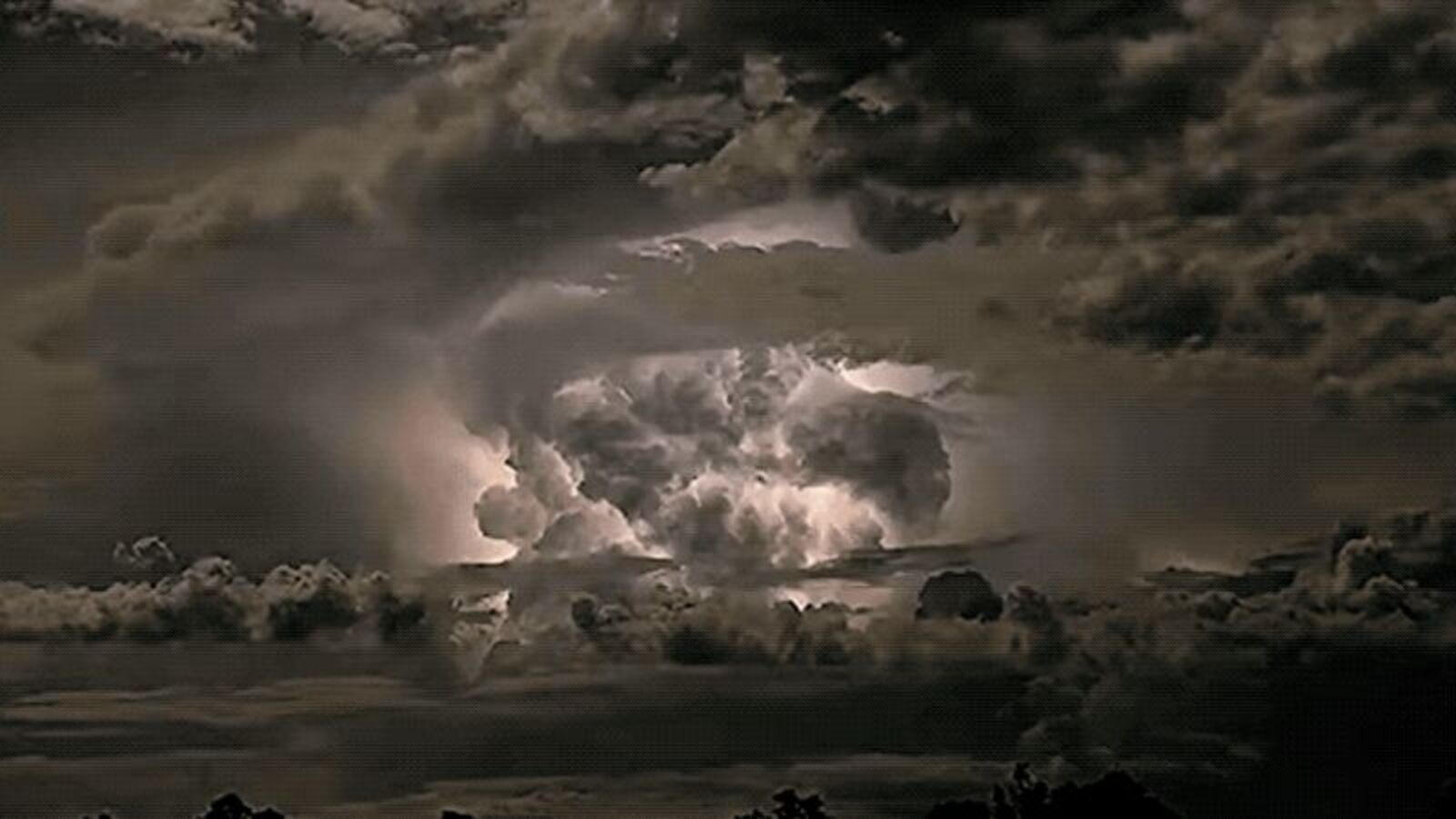 Capta un timelapse de una tormenta eléctrica en Australia tan salvaje que parece una explosión ...