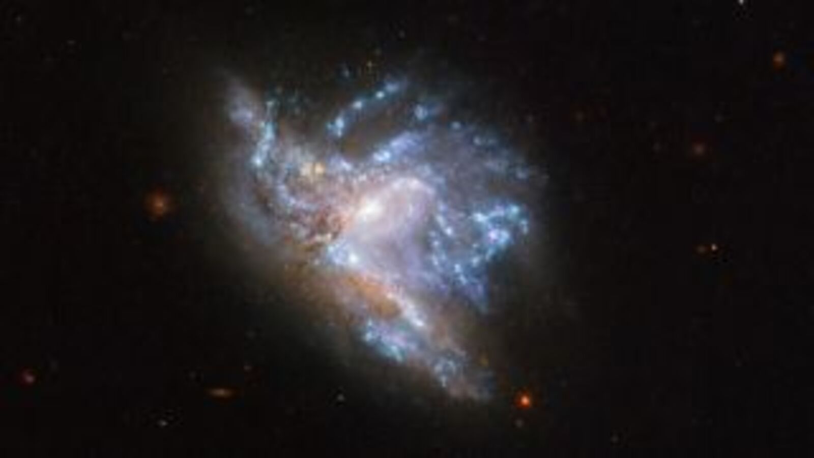 Check Out This Incredible New Hubble View of Two Galaxies Smashing Together