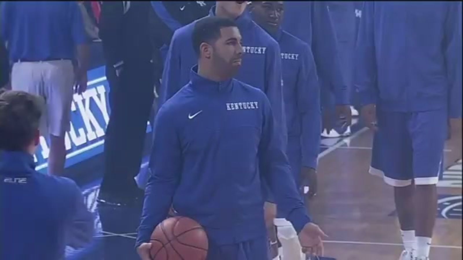 Drake Is Playing With The Kentucky Wildcats. Drake Sucks At Basketball.