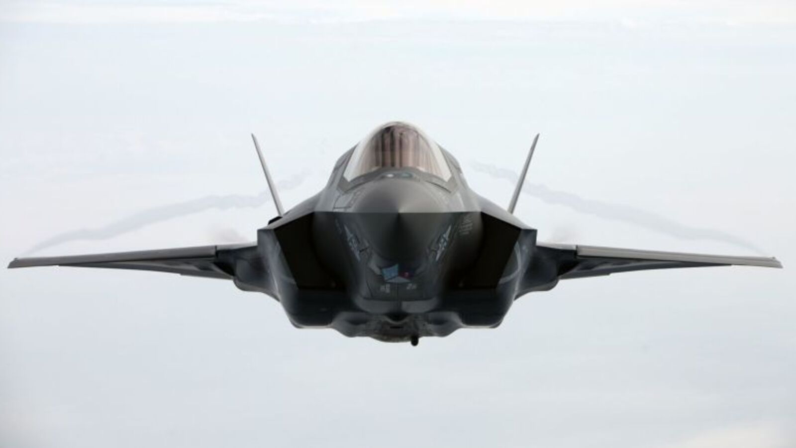 La última prueba del F-35: aterrizar en un "portaaviones" en el desierto