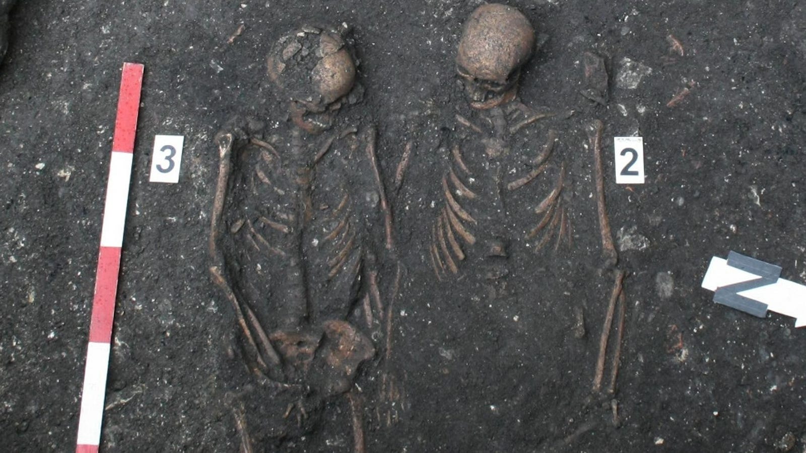 Romanian archaeologists uncover medieval skeletons holding hands