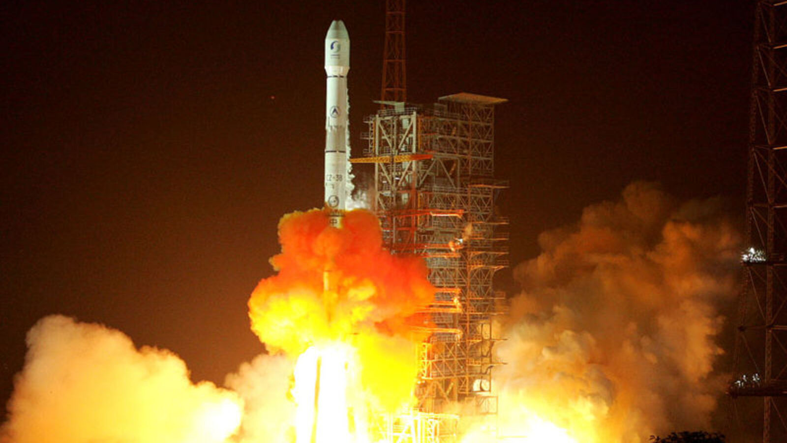 Un cohete chino explota en una bola de fuego cerca de un pueblo después ...