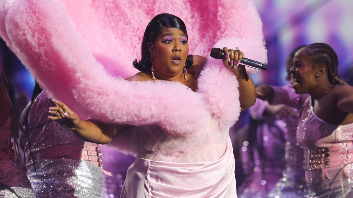 Lizzo Forced Dancers to Eat Bananas from Sex Workers’ Vaginas During ...