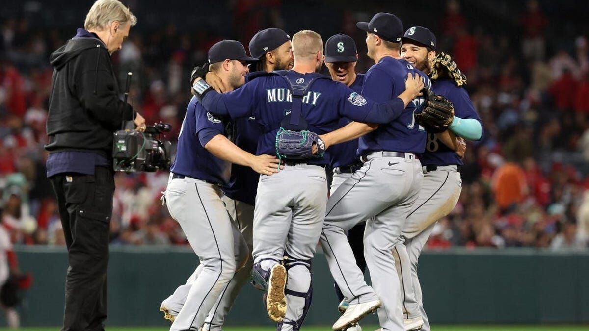 Mariners rack up 16 hits, dispatch Angels