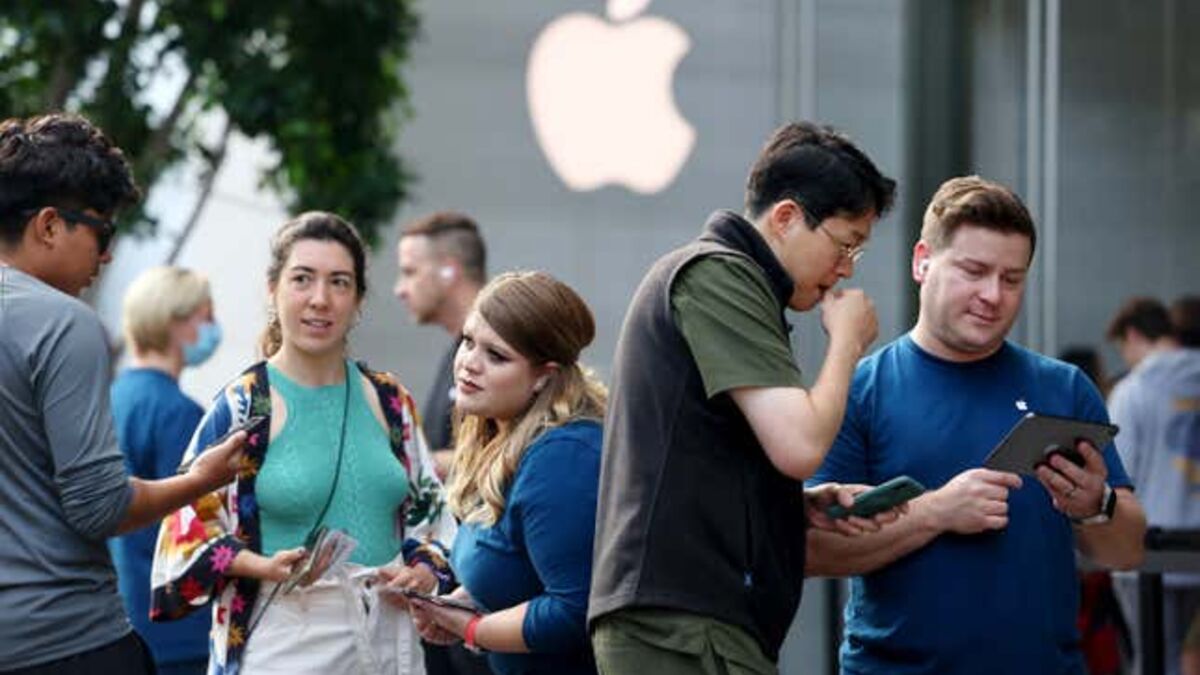 Apple's Siri is getting an AI reboot to compete with ChatGPT