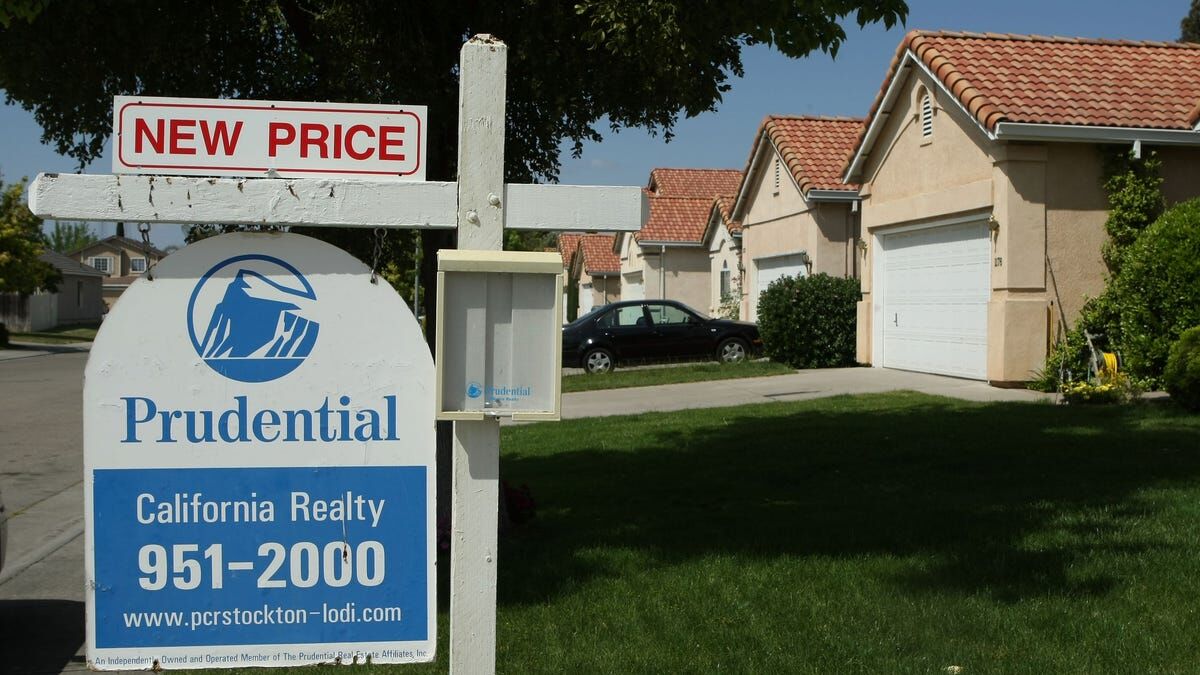 US home sales climbed in February as buyers returned