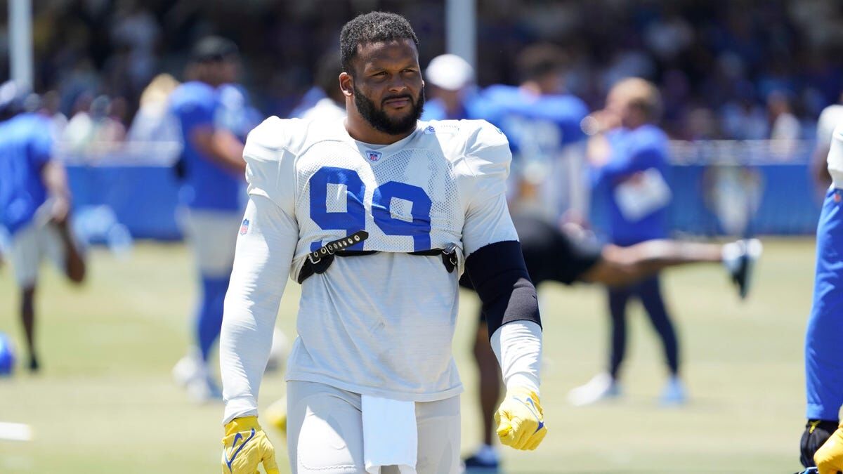 Rams’ Aaron Donald goes into full-on smash mode at practice with the ...