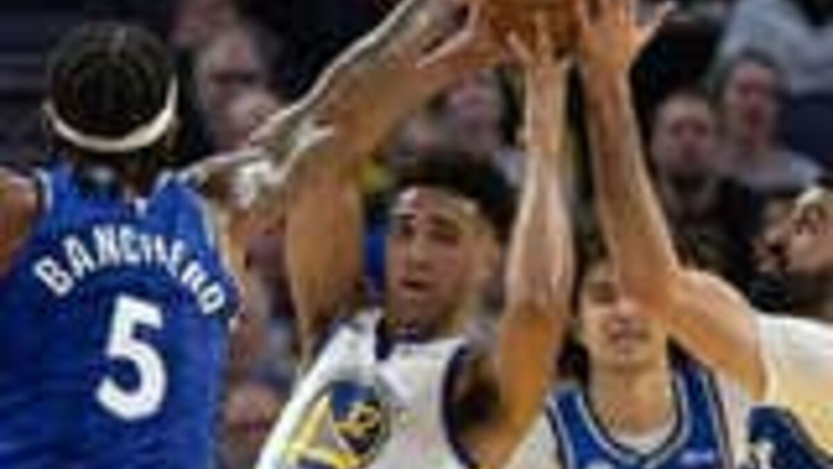 Stephen Curry powers Warriors past Magic to end slide