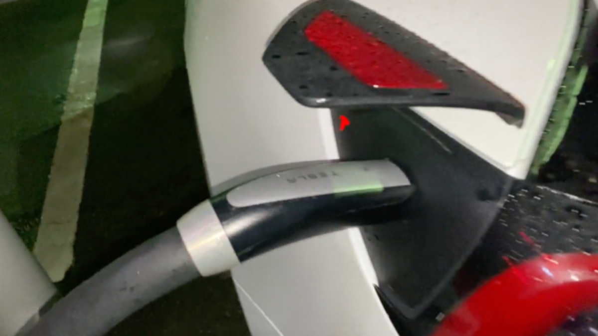 A Tesla Model 3 Got Stuck To Supercharger And No Tesla Support